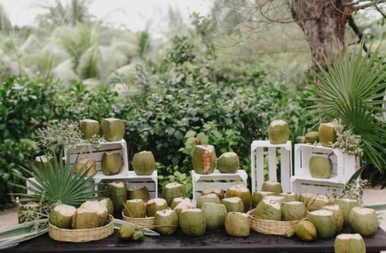Coco na decoração de casamento: tudo sobre esse toque tropical